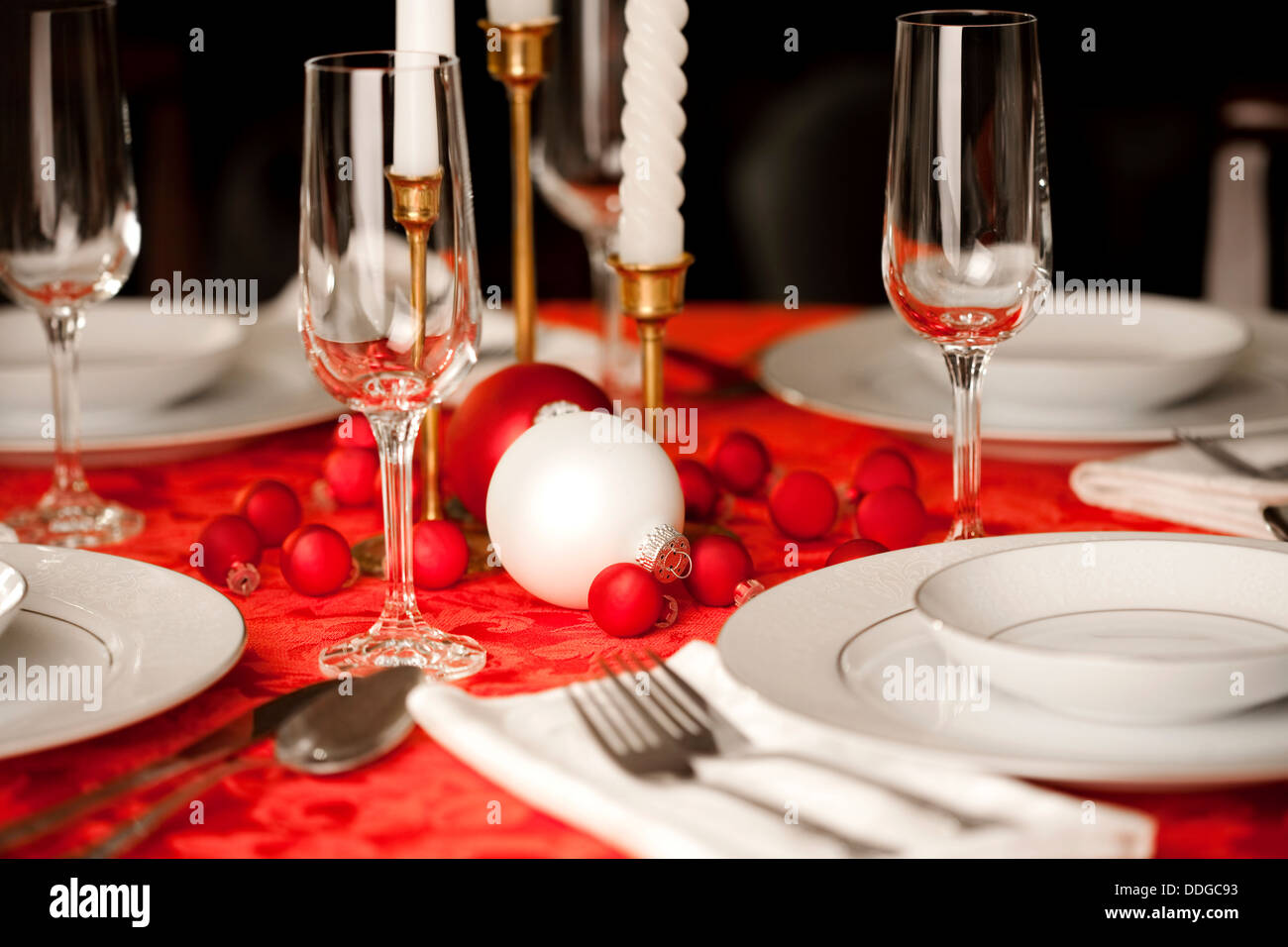 Red and white Christmas table setting Stock Photo - Alamy