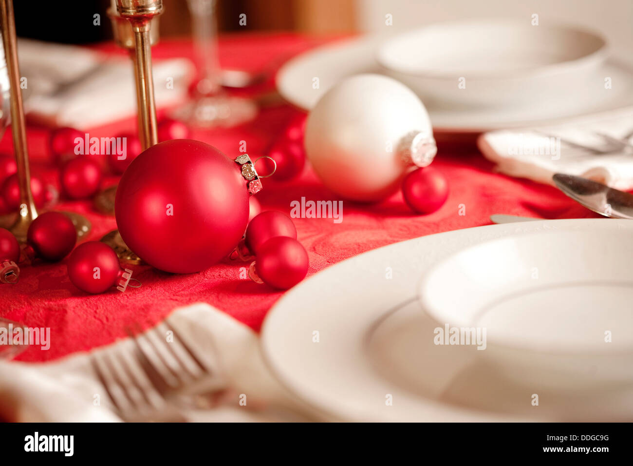 Red and white Christmas table setting Stock Photo - Alamy