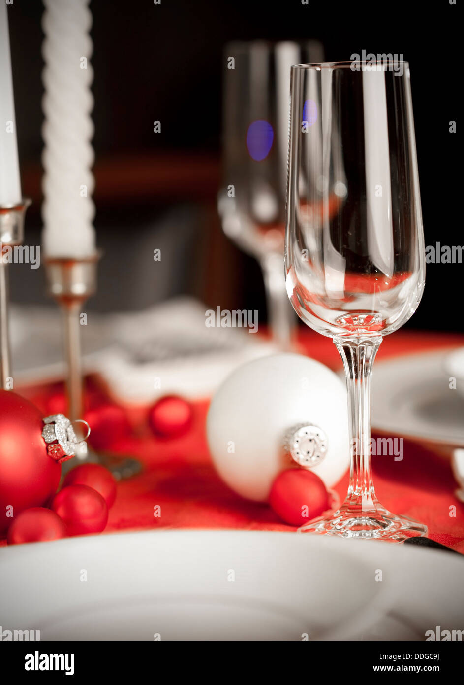Christmas table setting in red and white Stock Photo - Alamy