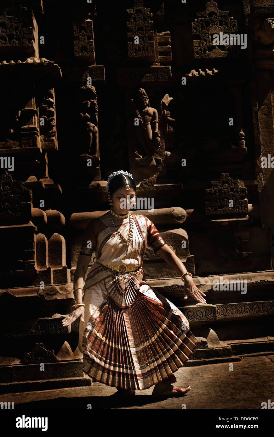 Indian classical dance sculpture hi-res stock photography and images ...