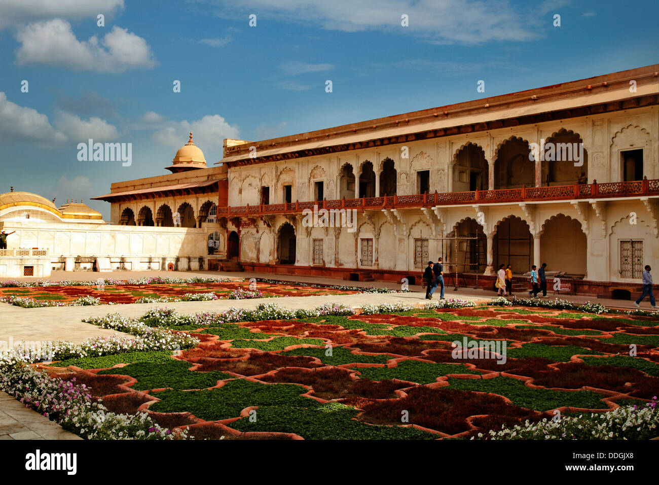 Formal garden arch hi-res stock photography and images - Alamy