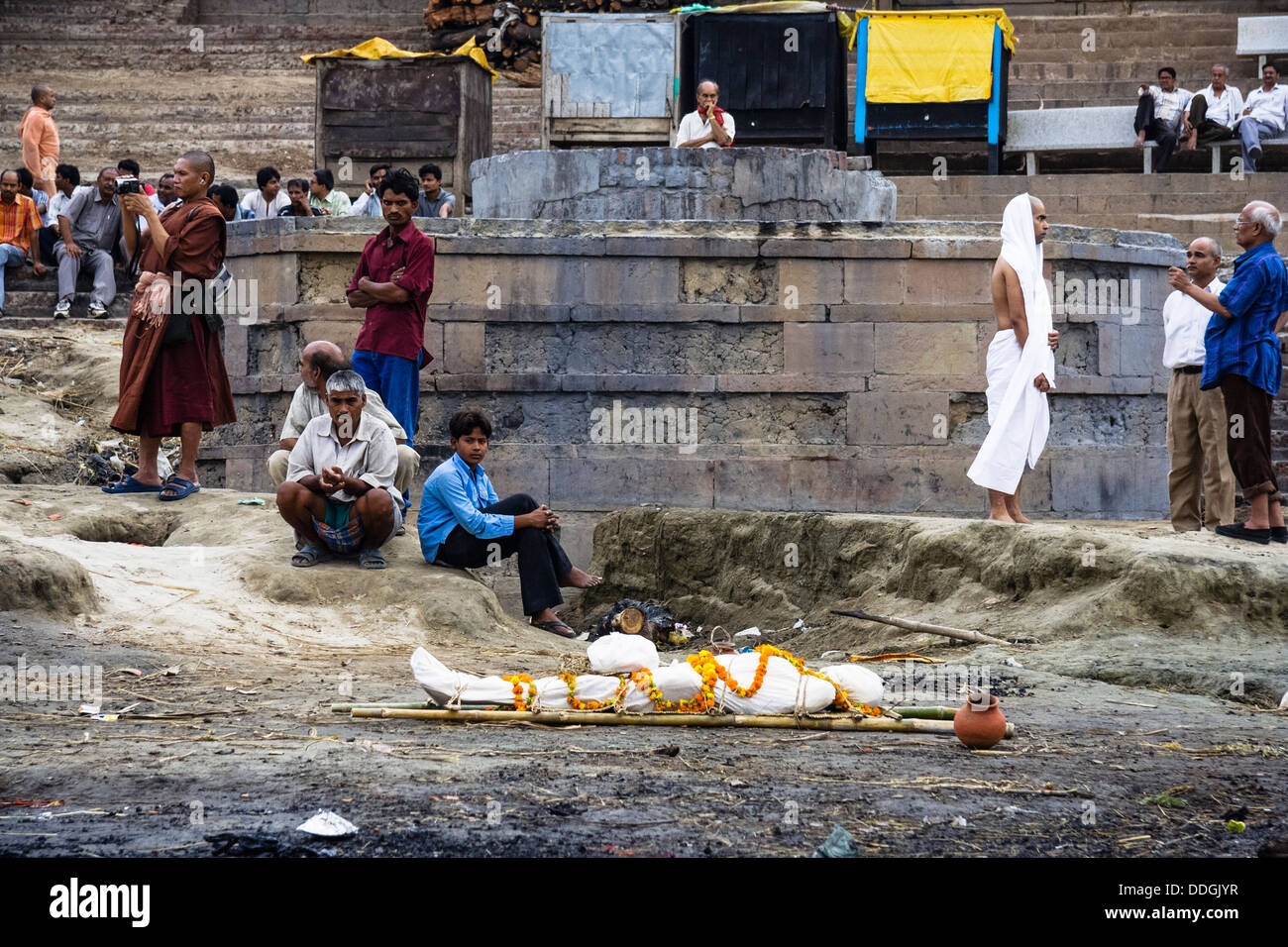 Funeral ceremony and shrouded corpse at Harishchandra Ghat, Varanasi ...