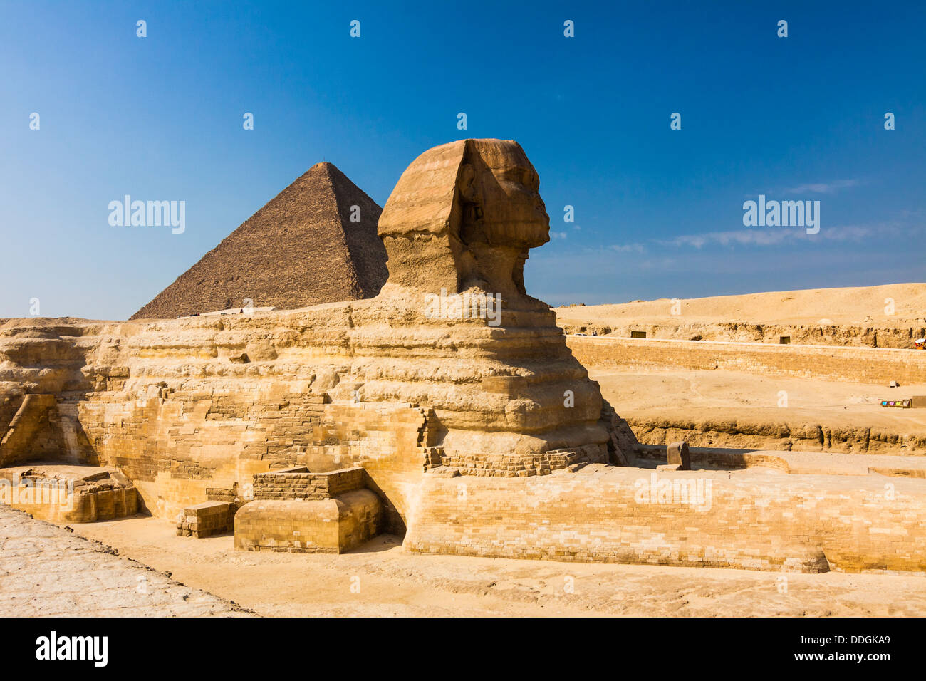 Sphinx of Giza with Great Pyramid in background. Egypt Stock Photo - Alamy