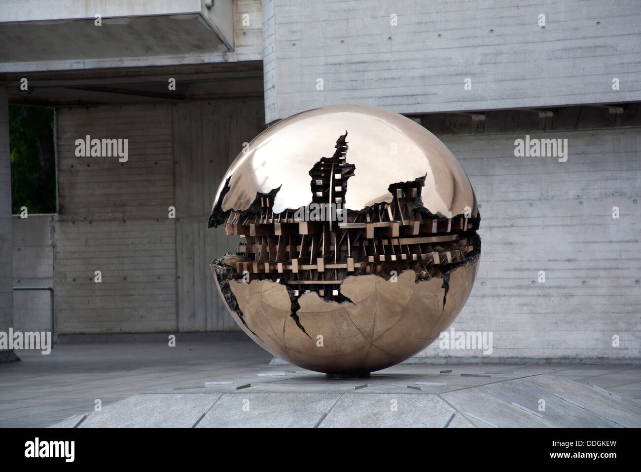 Pomodoro's Sphere Within Sphere - Sfera con Sfera - Berkeley Library ...