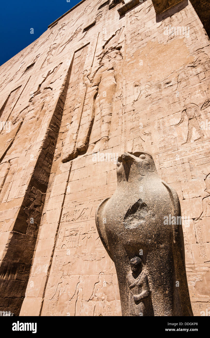 Horus statue at Edfu Temple. Edfu, Egypt Stock Photo - Alamy