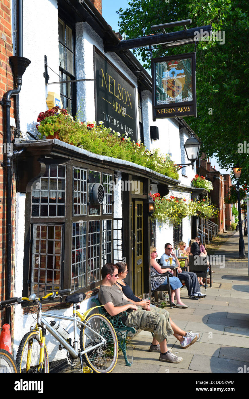 16th century Nelson Arms pub, Castle Street, Farnham, Surrey, England ...