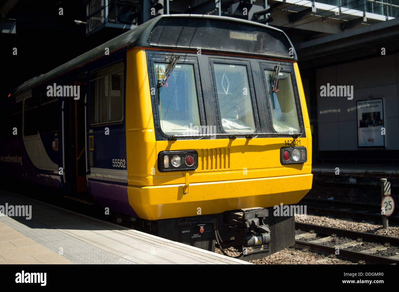Commuter train uk hi-res stock photography and images - Alamy