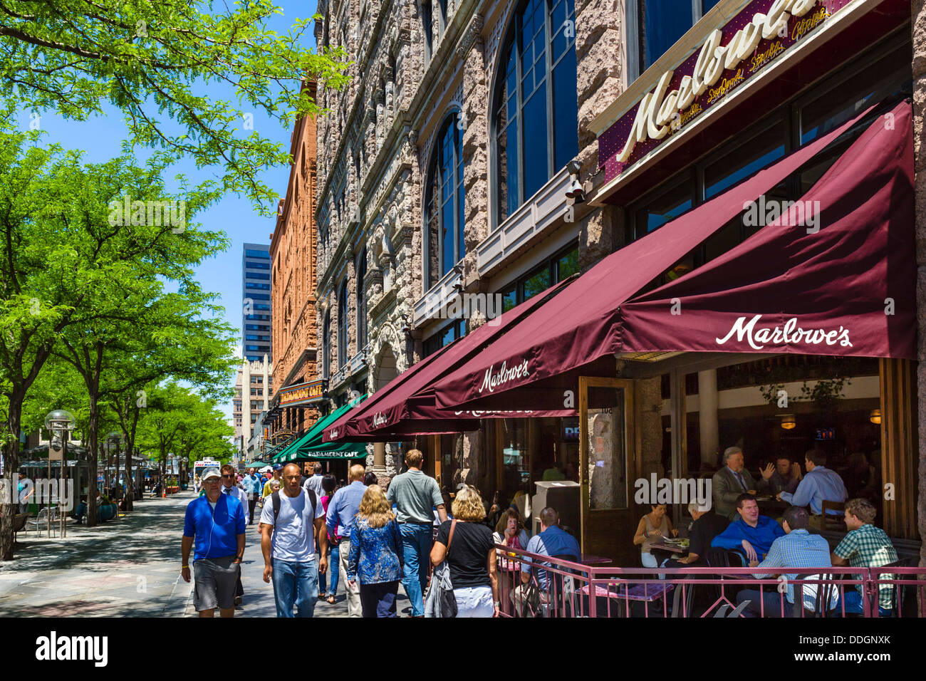 Sidewalk cafe on the pedestrianised 16th Street Mall in downtown Denver ...