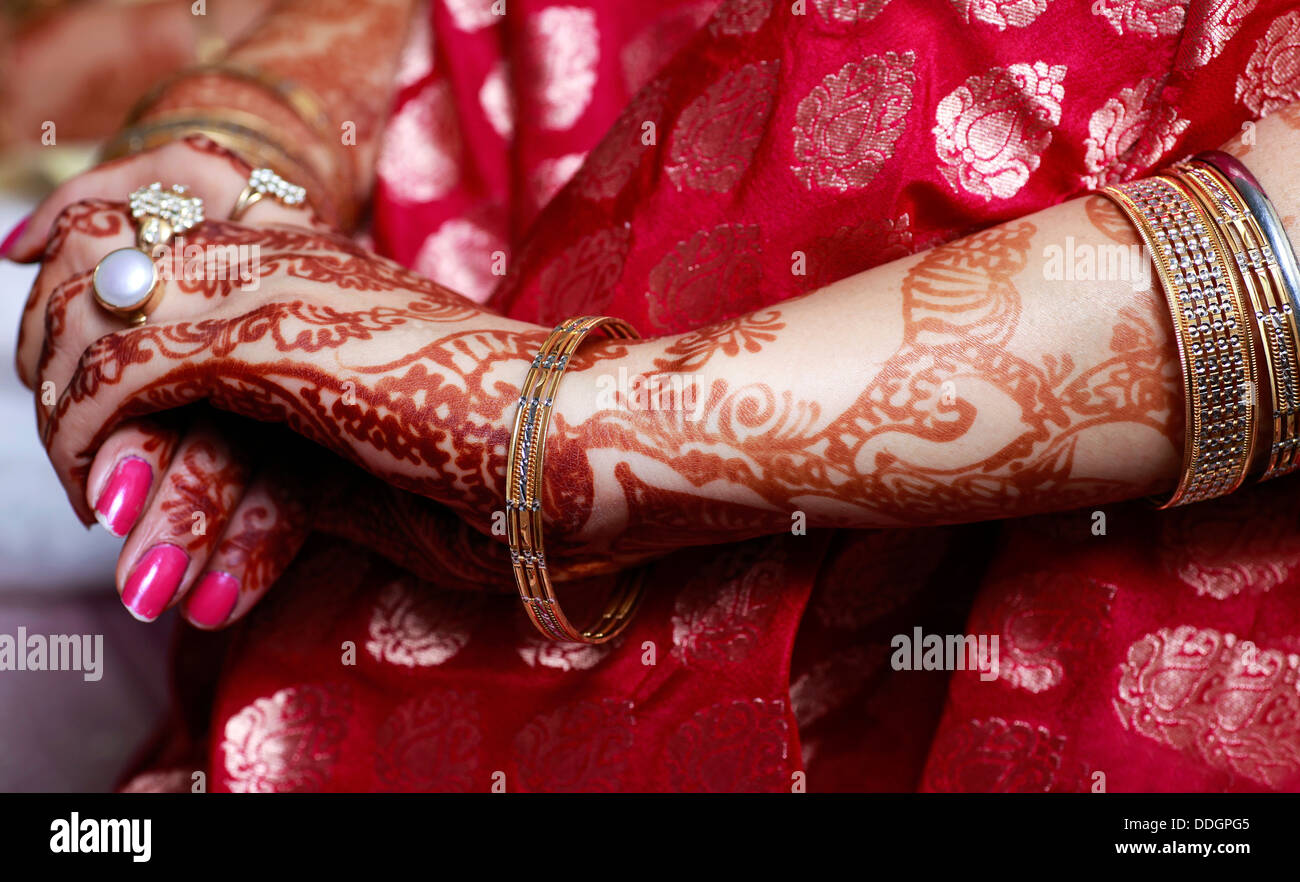 Indian bride with henna tattoo Stock Photo - Alamy
