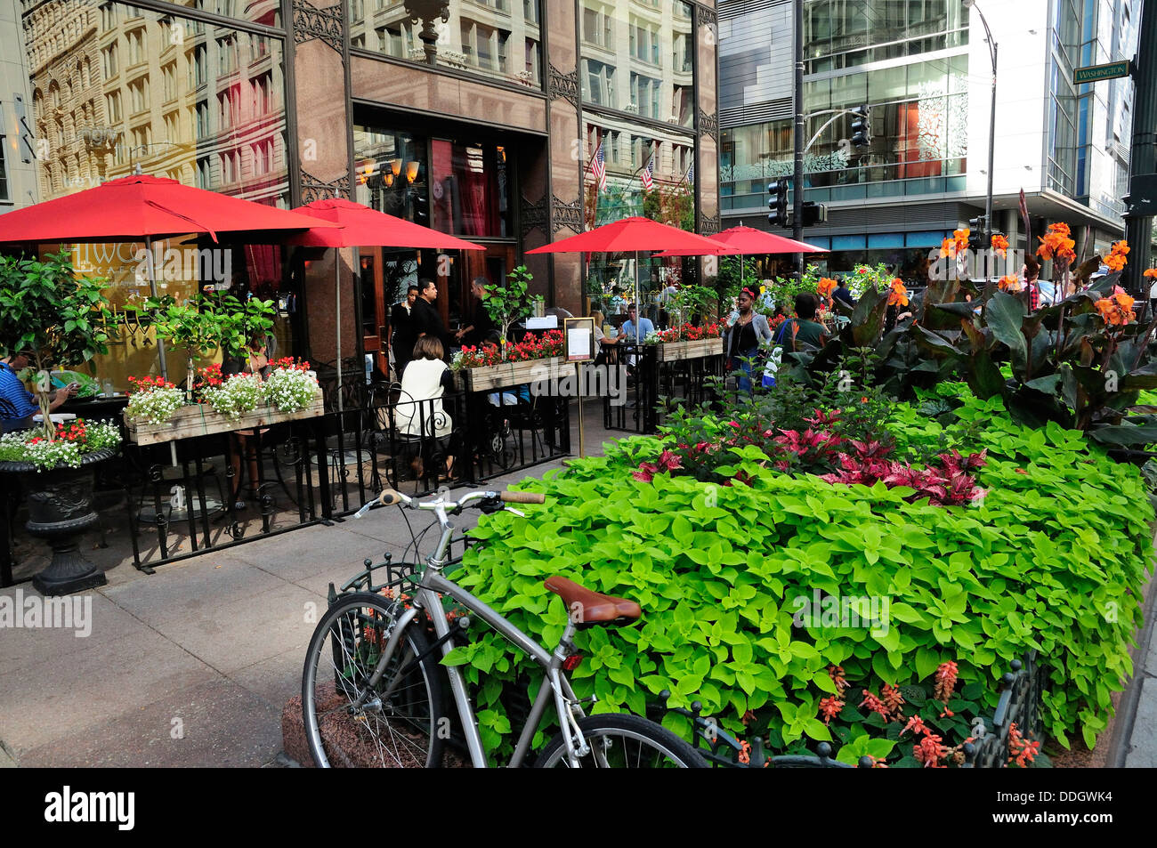 Sidewalk cafe in Chicago, Illinois, USA Stock Photo - Alamy