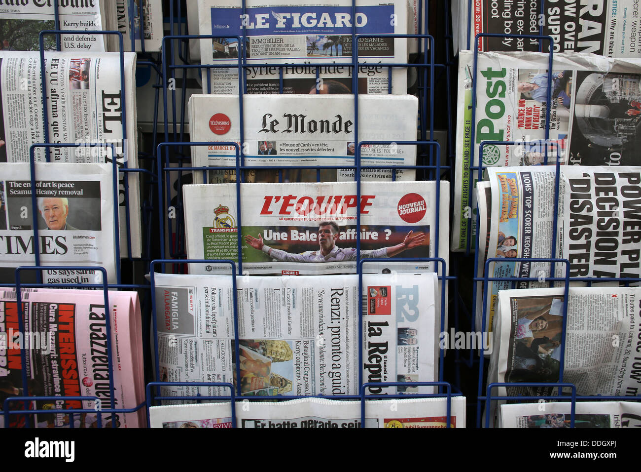 French newspapers figaro monde hi-res stock photography and images - Alamy