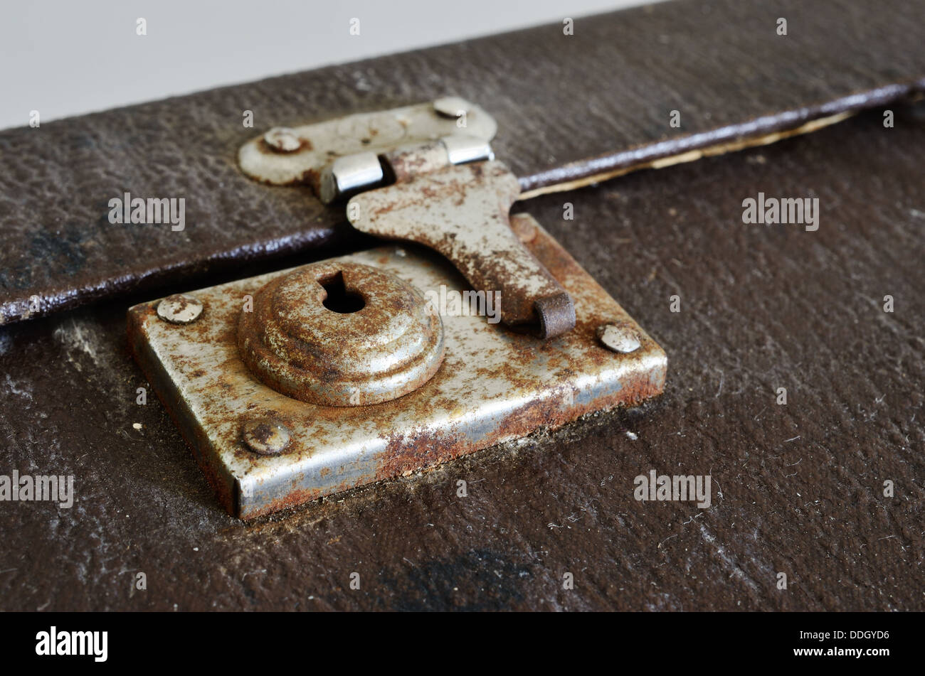 Old brown suitcase hi-res stock photography and images - Alamy