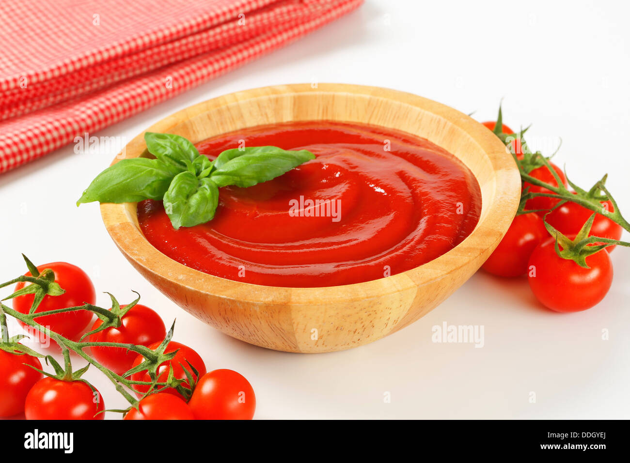 Bowl of smooth tomato passata Stock Photo - Alamy