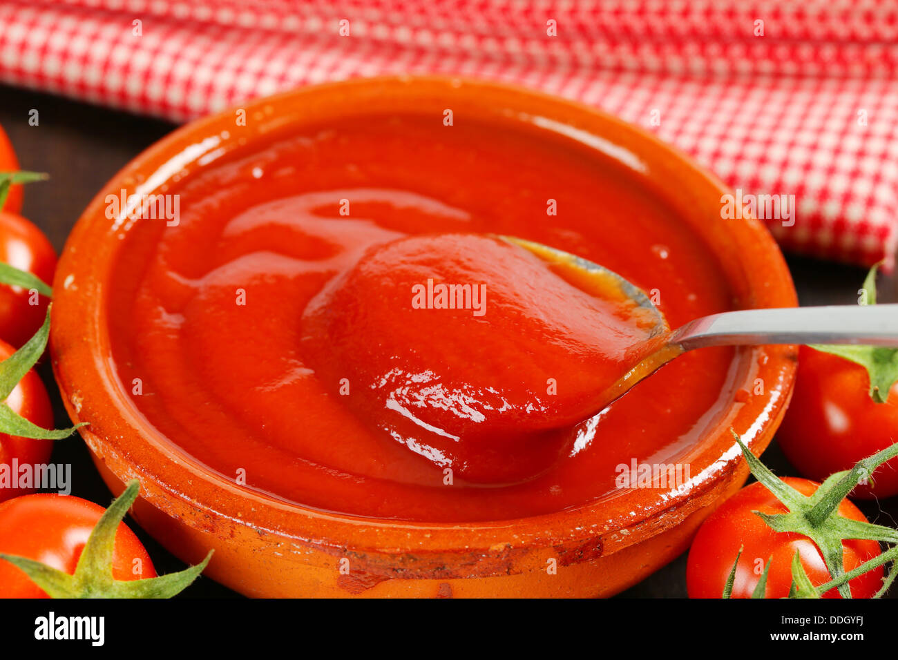 Bowl of smooth tomato puree Stock Photo - Alamy