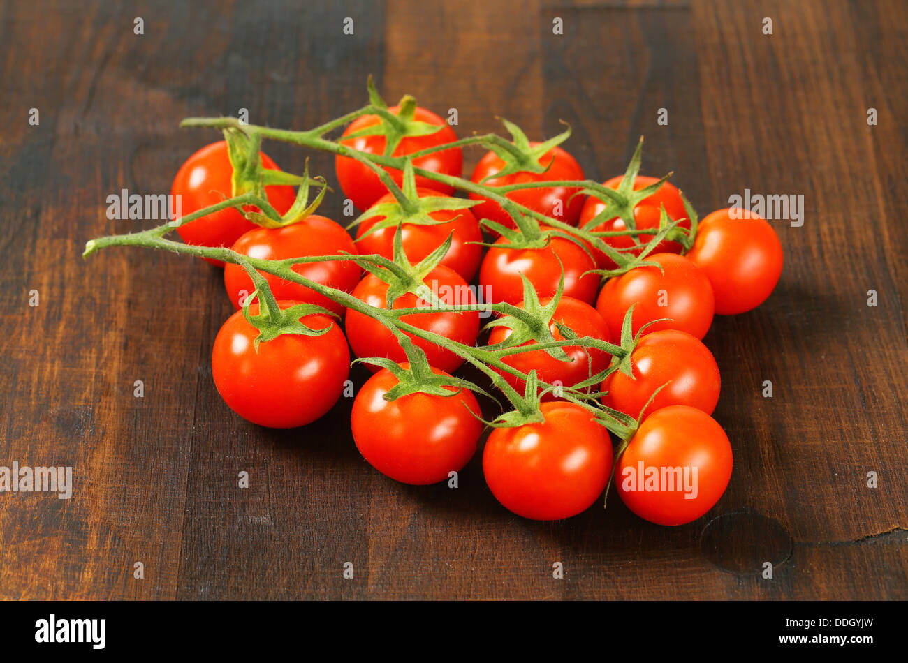 Bunch of fresh red tomatoes Stock Photo - Alamy