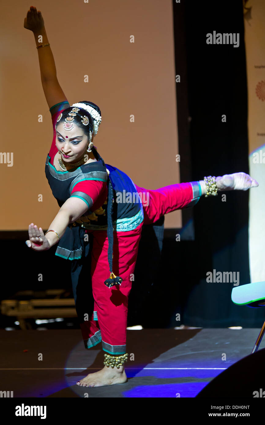 Indian girl sari london hi-res stock photography and images - Alamy
