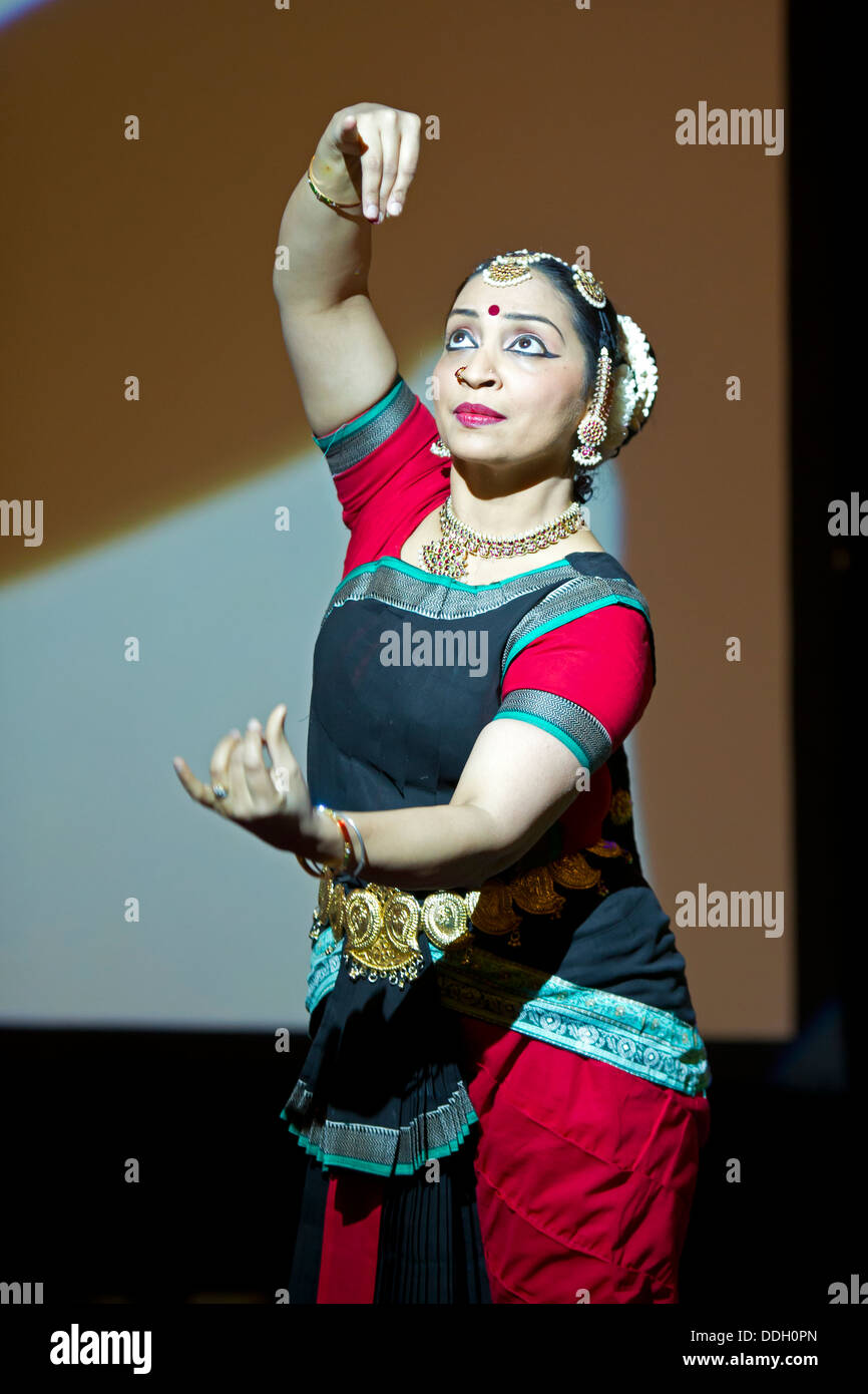 Women dancing bharatanatyam hi-res stock photography and images - Alamy