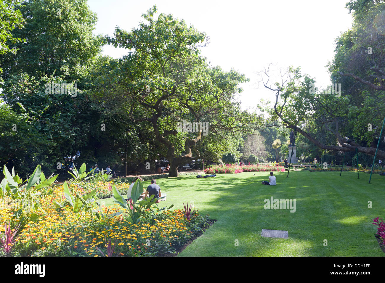 Victoria embankment gardens hi-res stock photography and images - Alamy