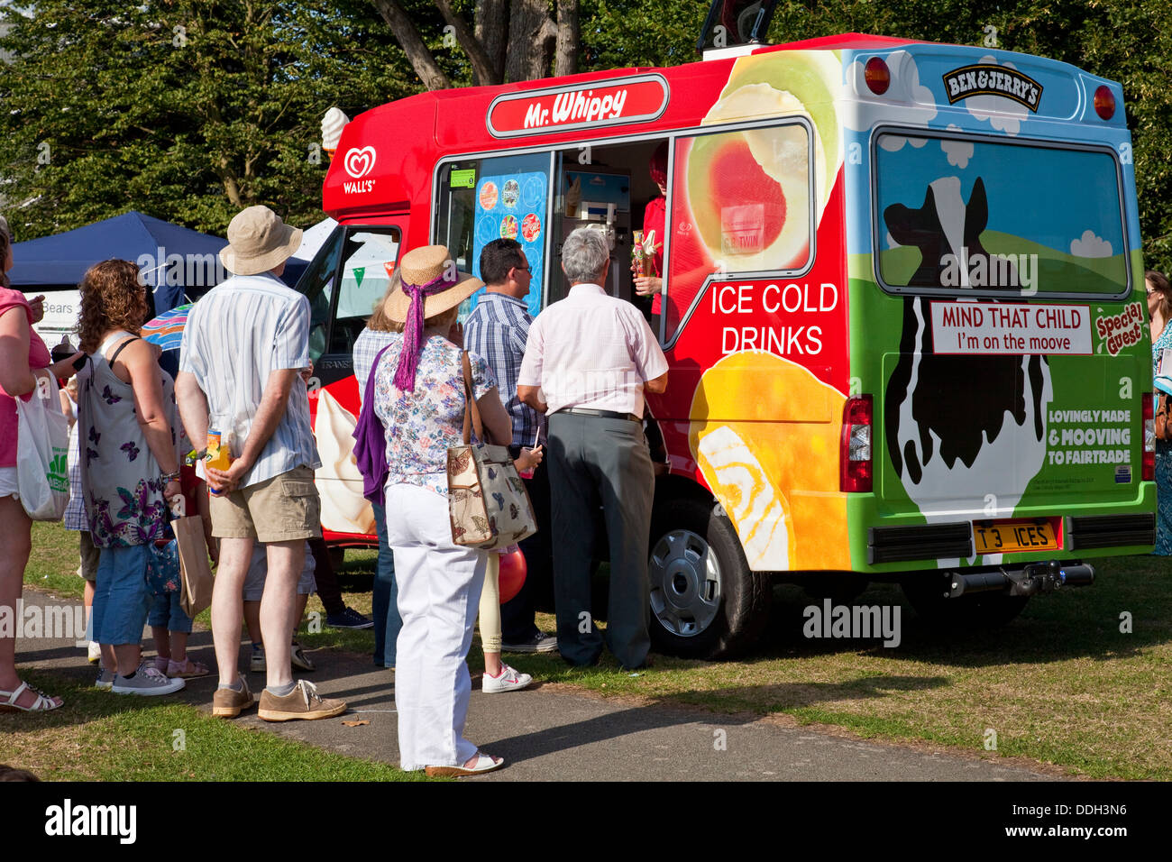 Ice creams queue queuing hi-res stock photography and images - Alamy