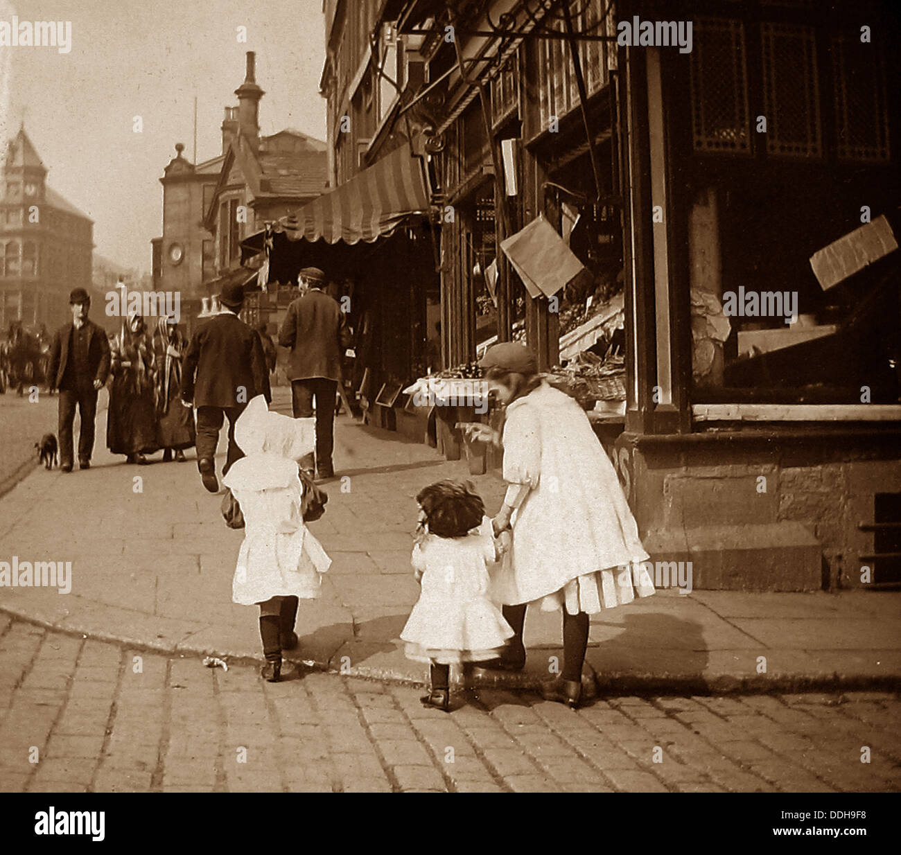 Street child girl victorian hi-res stock photography and images - Alamy