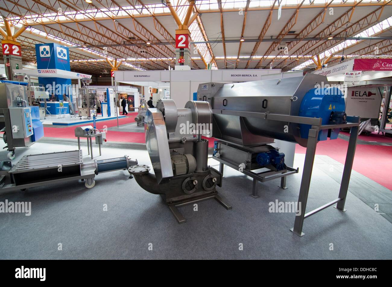 Vine growing techniques hi-res stock photography and images - Alamy