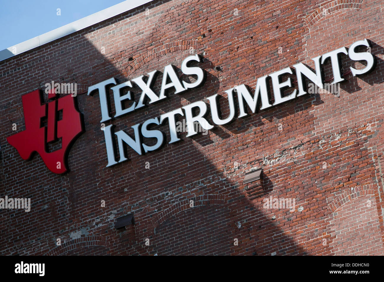 An office building occupied by Texas Instruments Stock Photo - Alamy