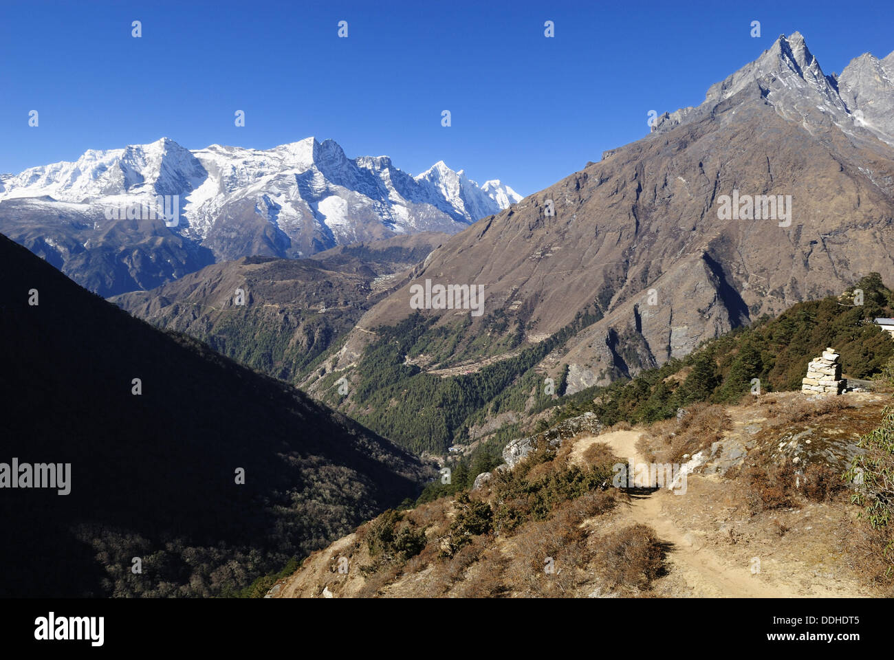 Dudh koshi valley hi-res stock photography and images - Alamy
