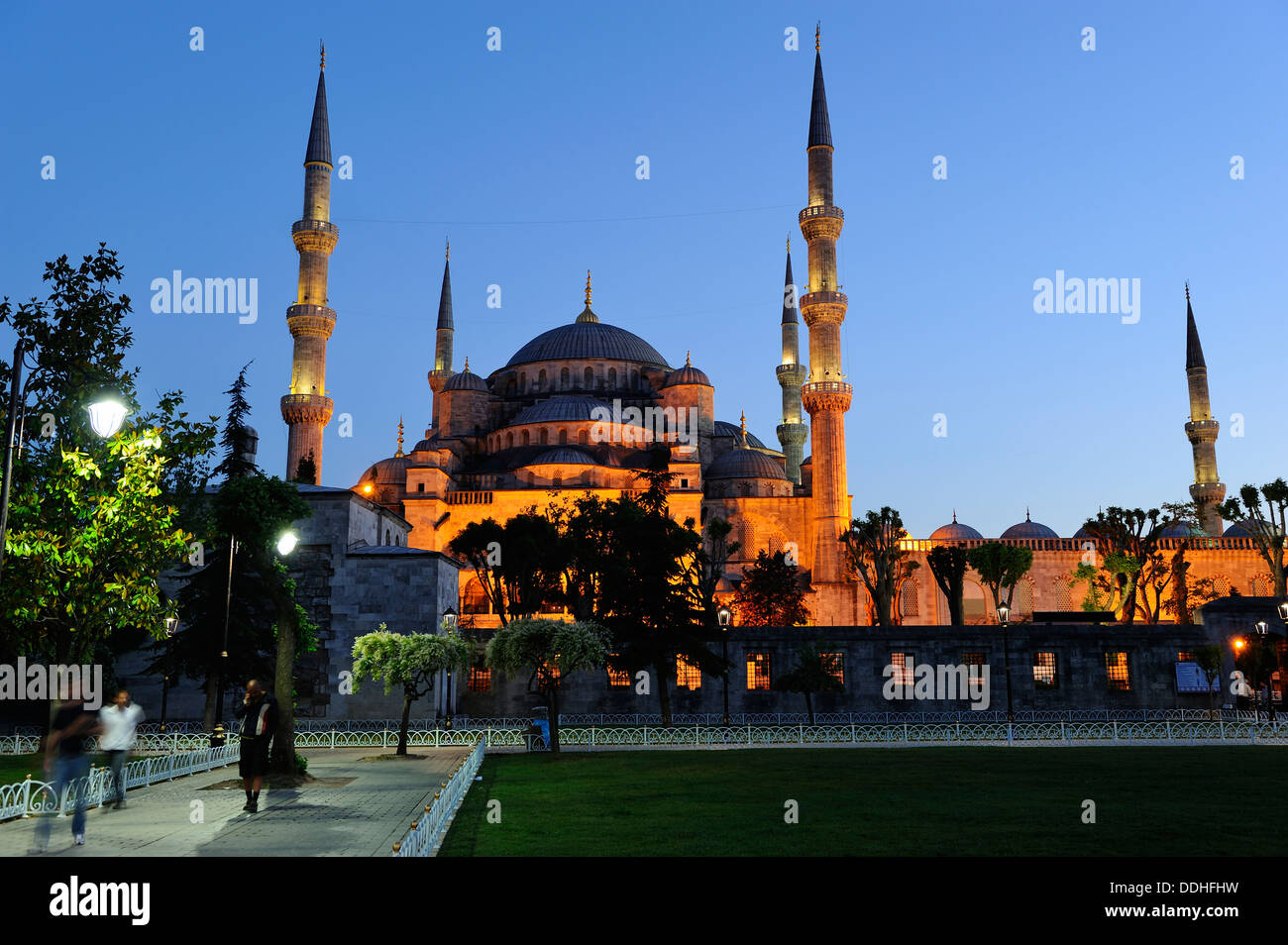 Blue mosque floodlit night istanbul hi-res stock photography and images ...
