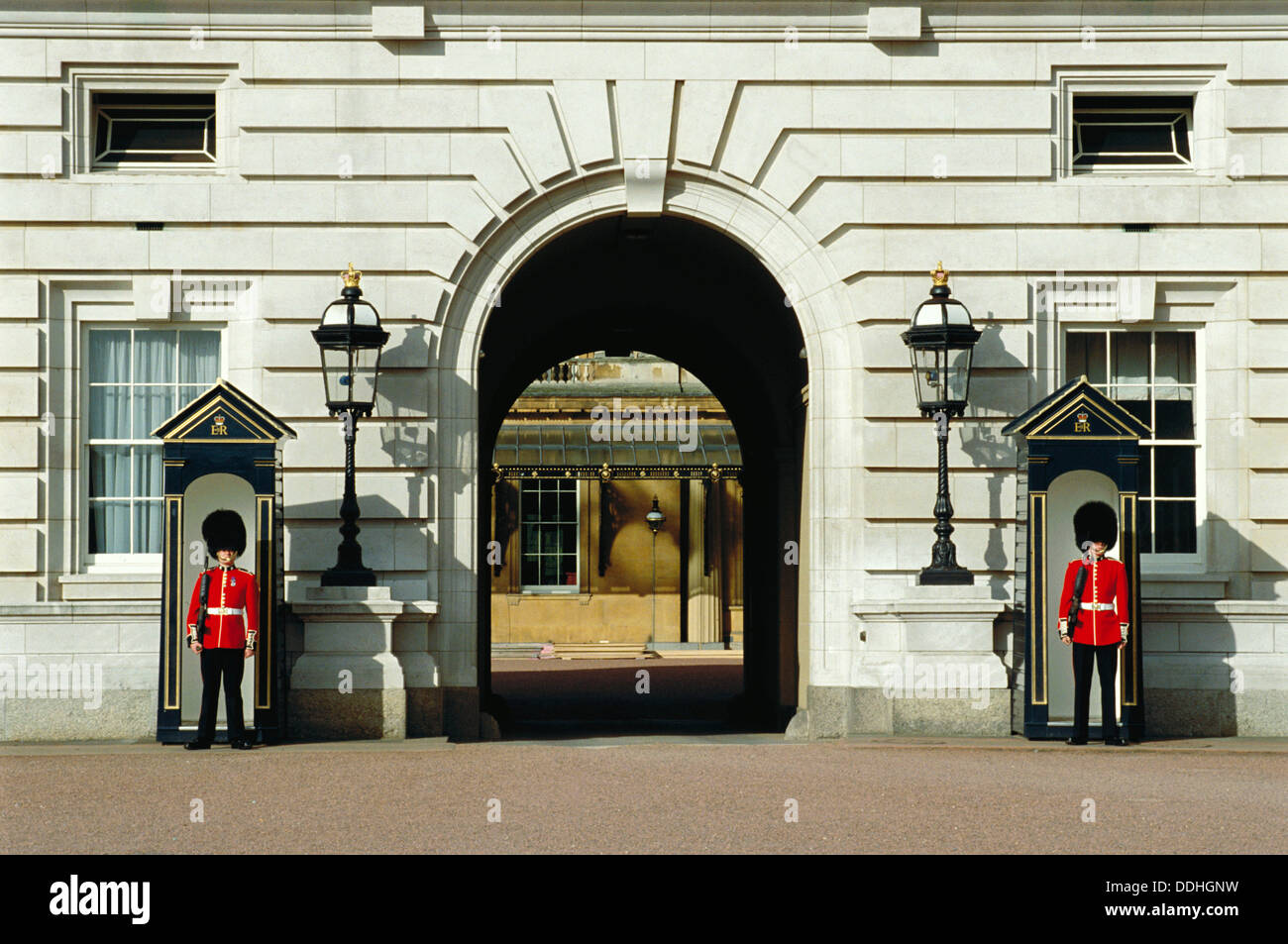 Two guards buckingham palace hi-res stock photography and images - Alamy