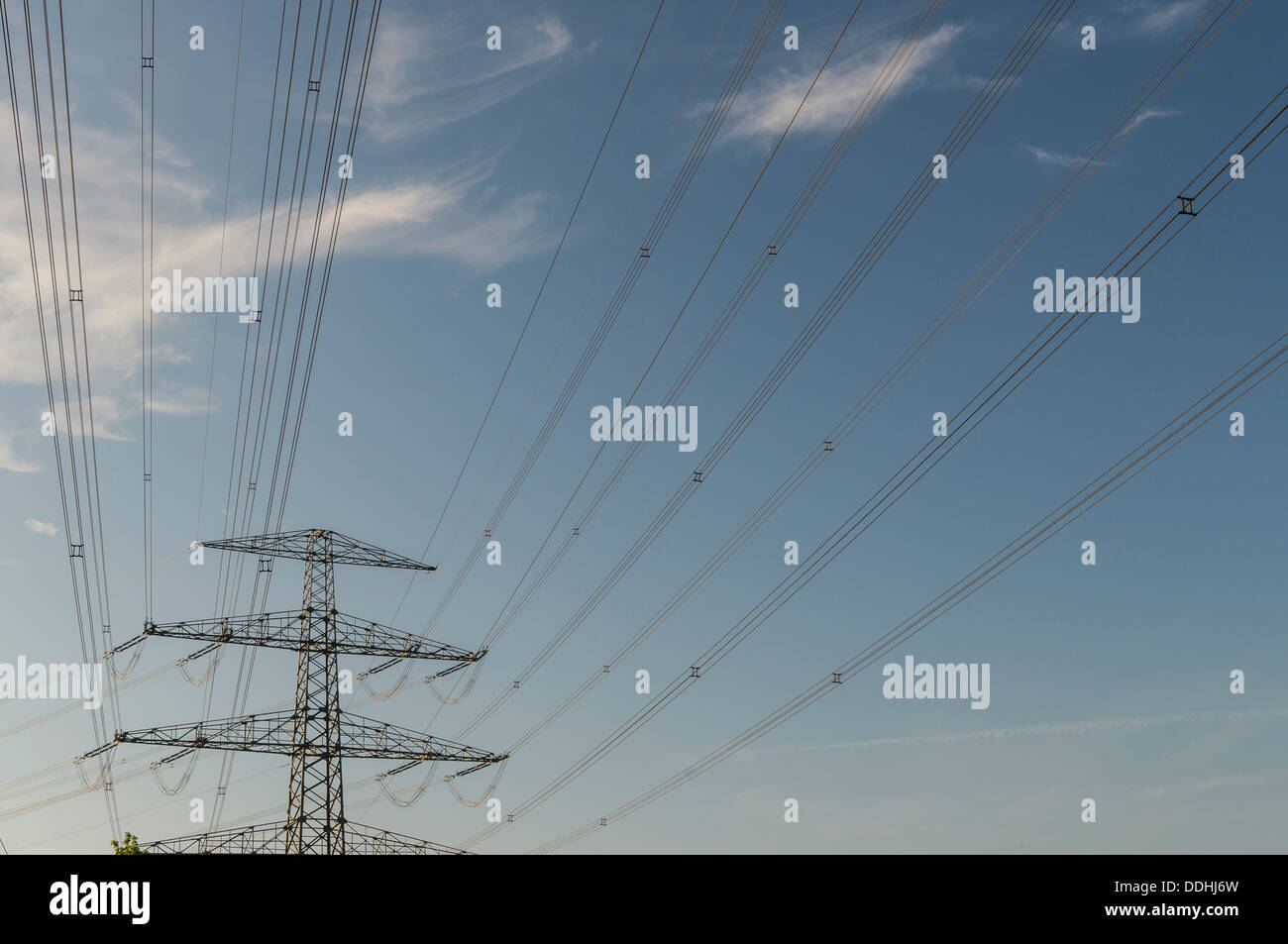 Overhead powerlines hi-res stock photography and images - Alamy