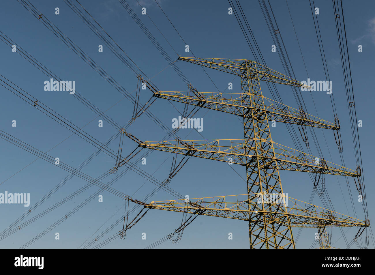 Overhead powerlines hi-res stock photography and images - Alamy