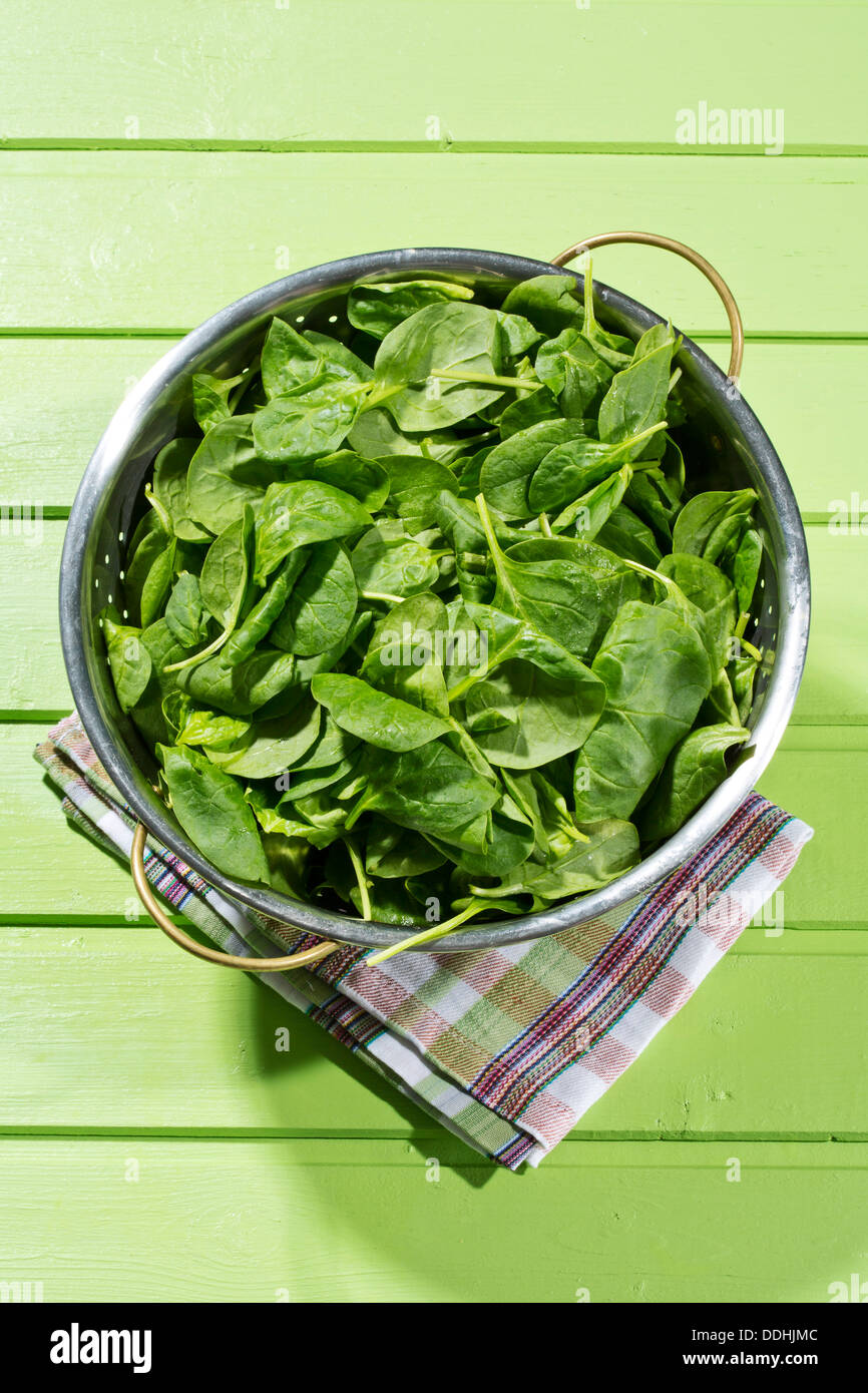 Washed spinach hi-res stock photography and images - Alamy