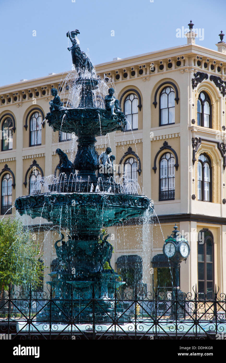 Court square fountain avenue hi-res stock photography and images - Alamy