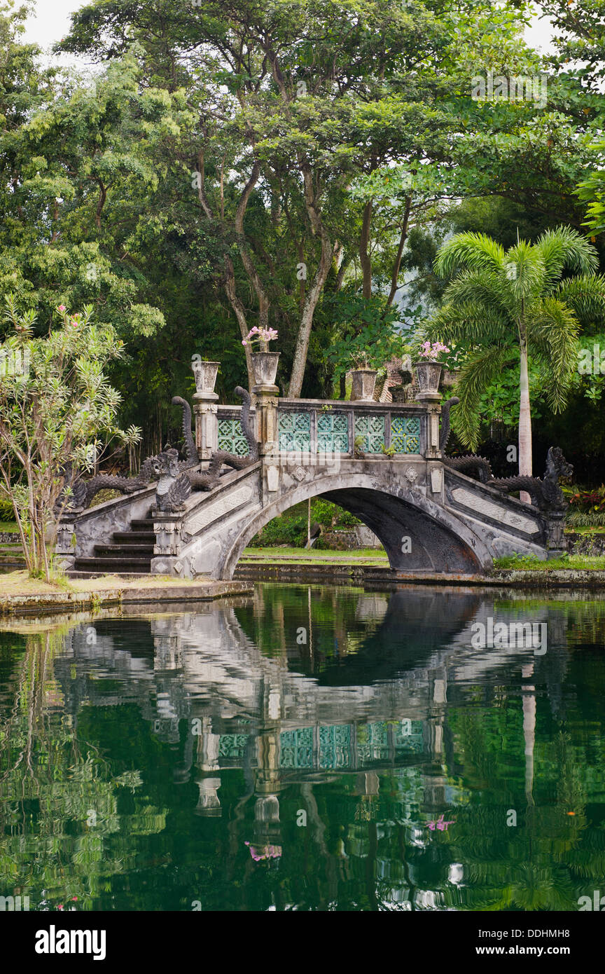 Chinese garden bridges hi-res stock photography and images - Alamy