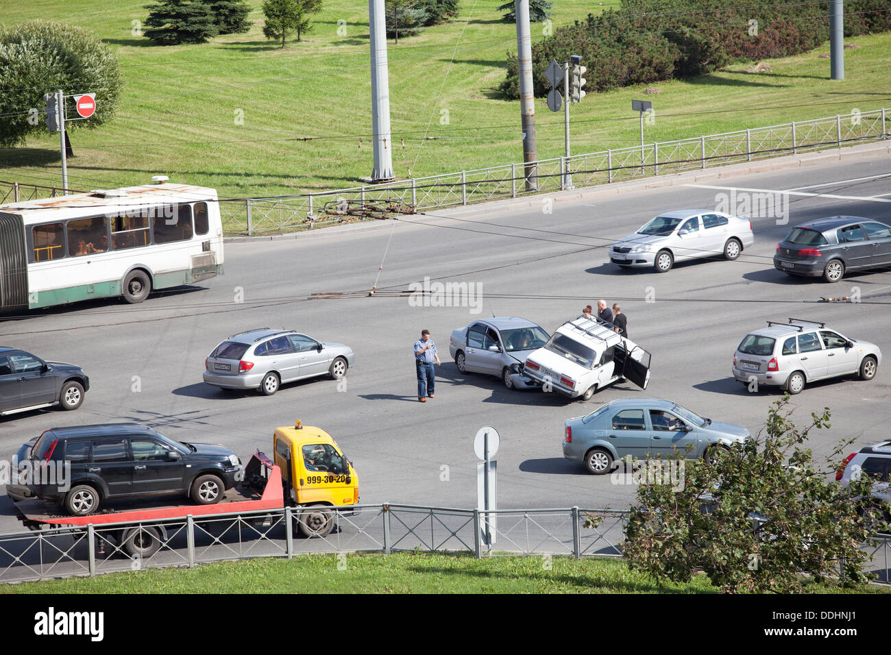 Car crash in intersection hi-res stock photography and images - Alamy