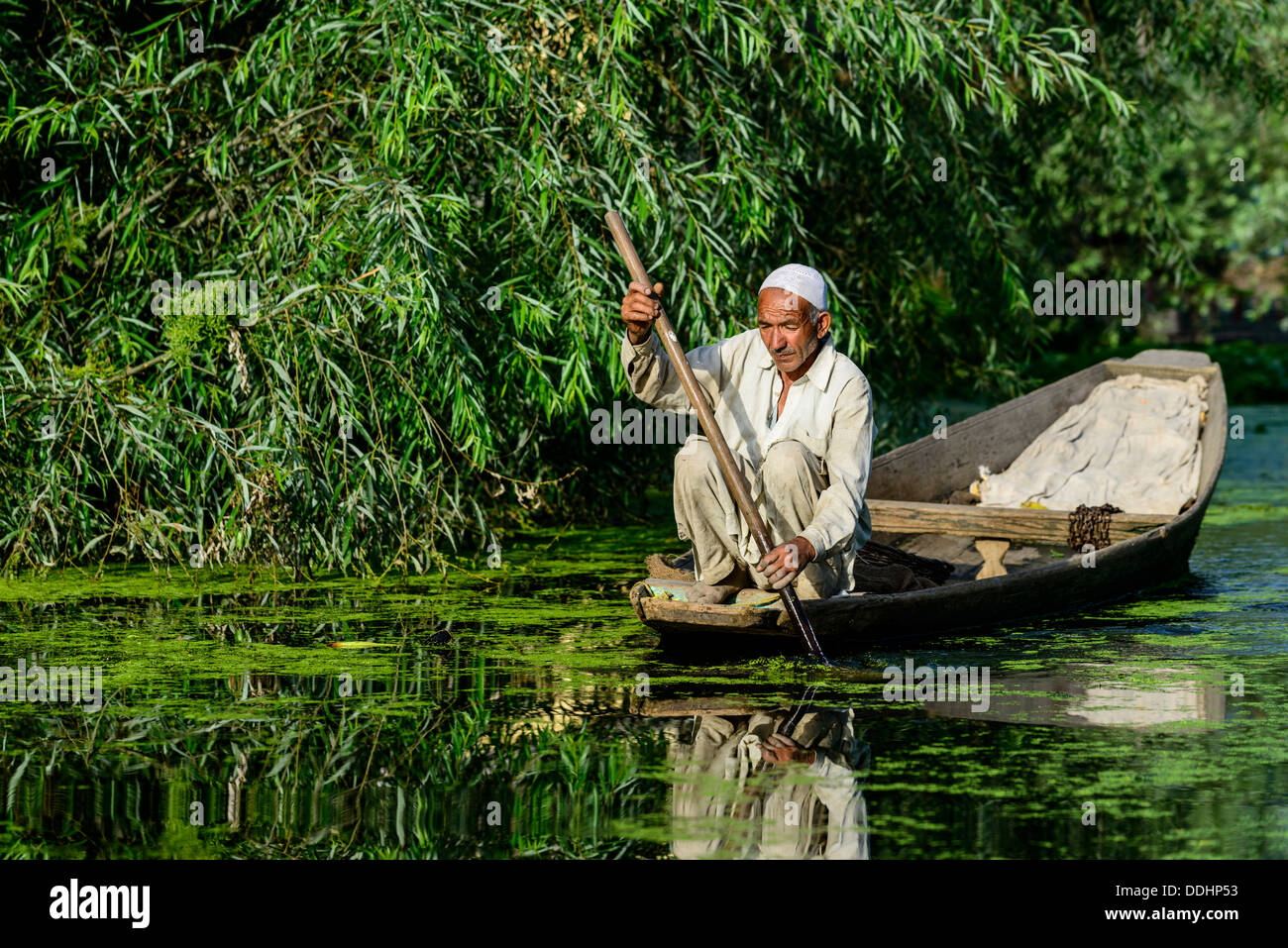 Native indians boat hi-res stock photography and images - Alamy