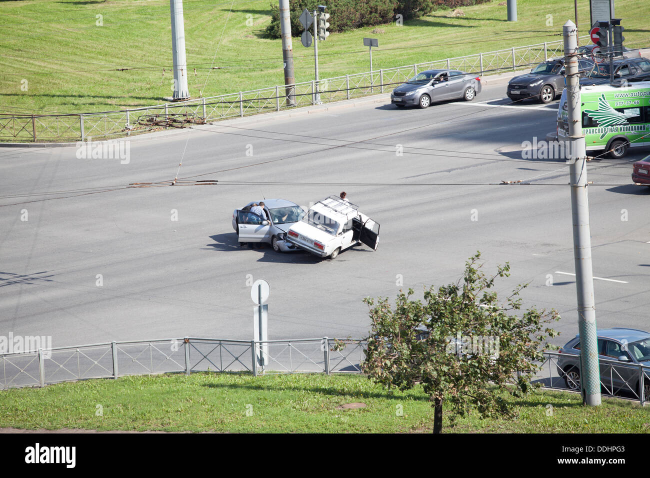 Car crash in intersection hi-res stock photography and images - Alamy
