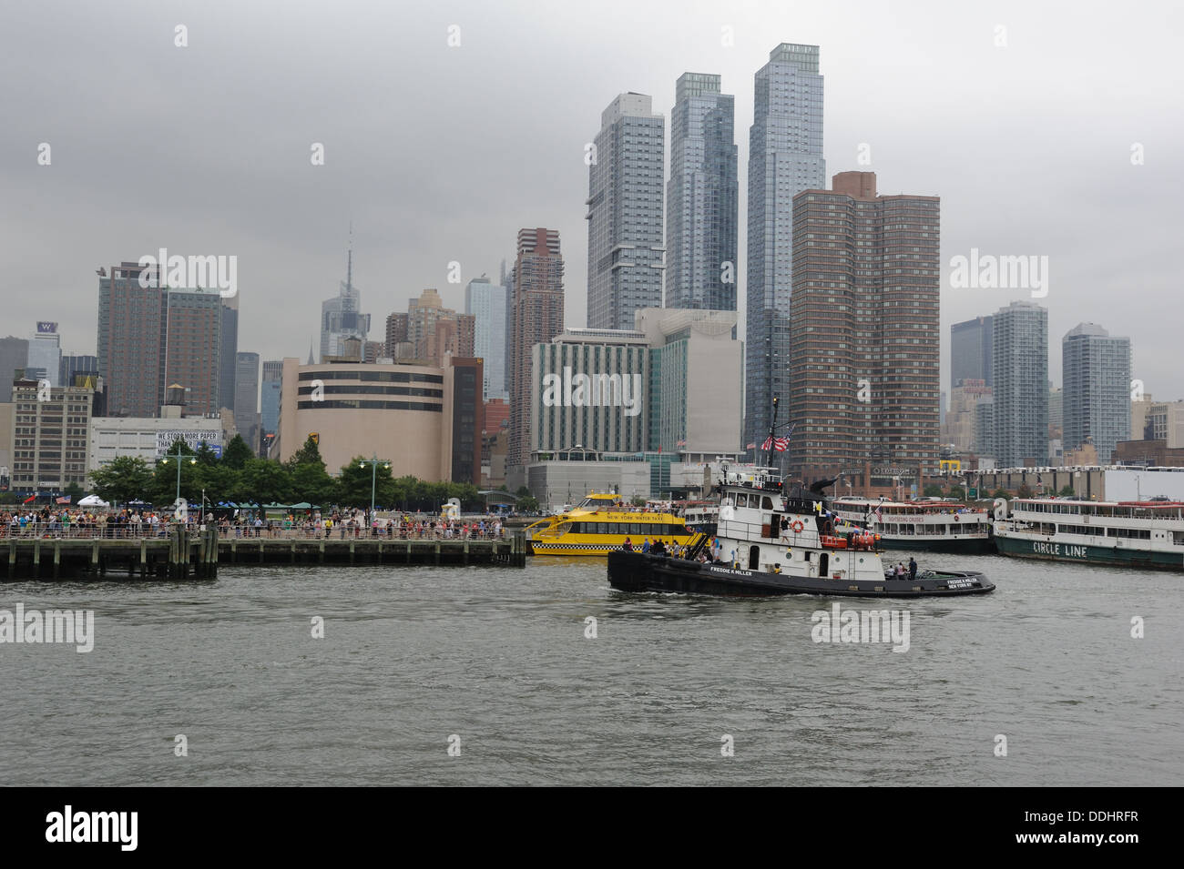 Manhattan river boats tugboat hi-res stock photography and images - Alamy