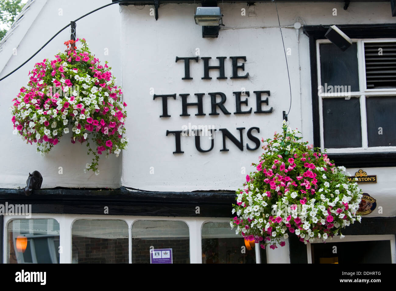 Three tuns sign hi-res stock photography and images - Alamy