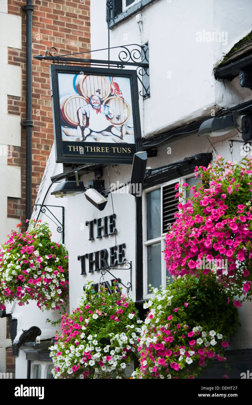Three tuns sign hi-res stock photography and images - Alamy