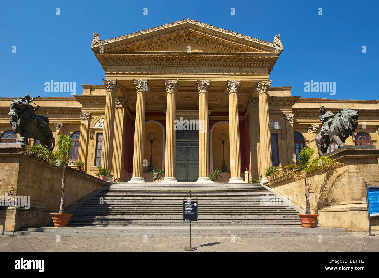 Teatro Massimo opera house Stock Photo - Alamy