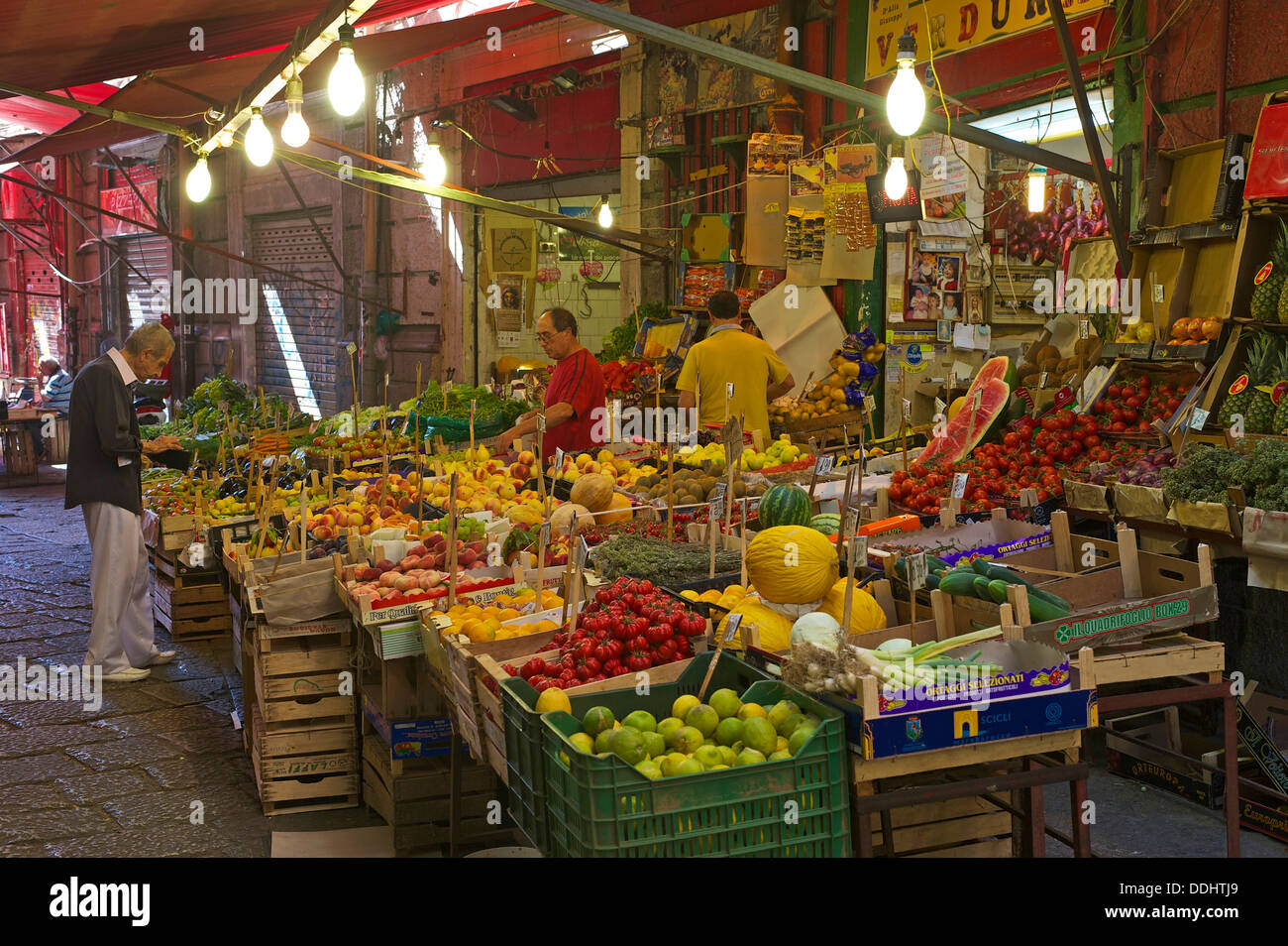 Market stalls in an alley Stock Photo - Alamy