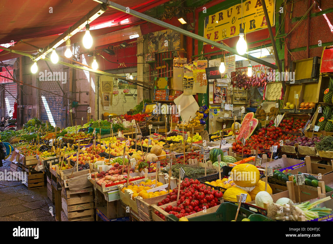 Alley fruit stand hi-res stock photography and images - Alamy