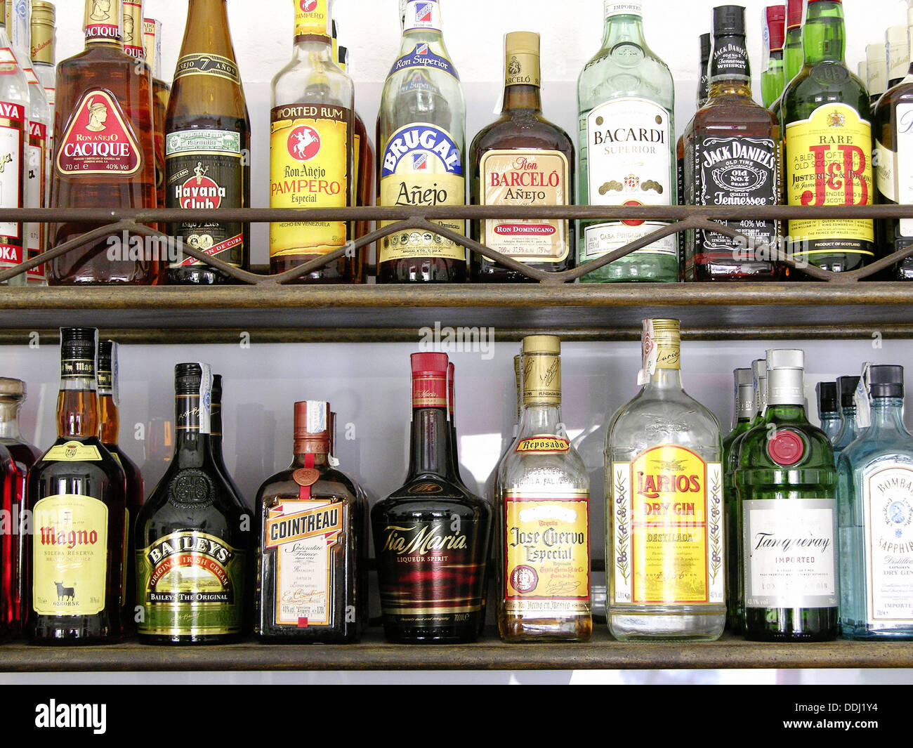 Arrangement order liquor alcohol hi-res stock photography and images ...