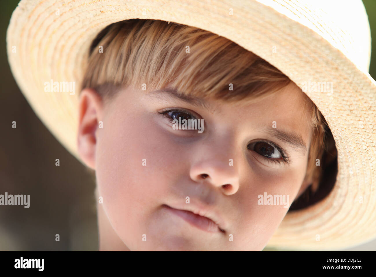 Boy wearing a straw hat Stock Photo - Alamy