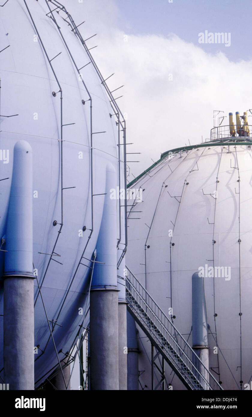 Butane gas tanks distribution plant hi-res stock photography and images ...