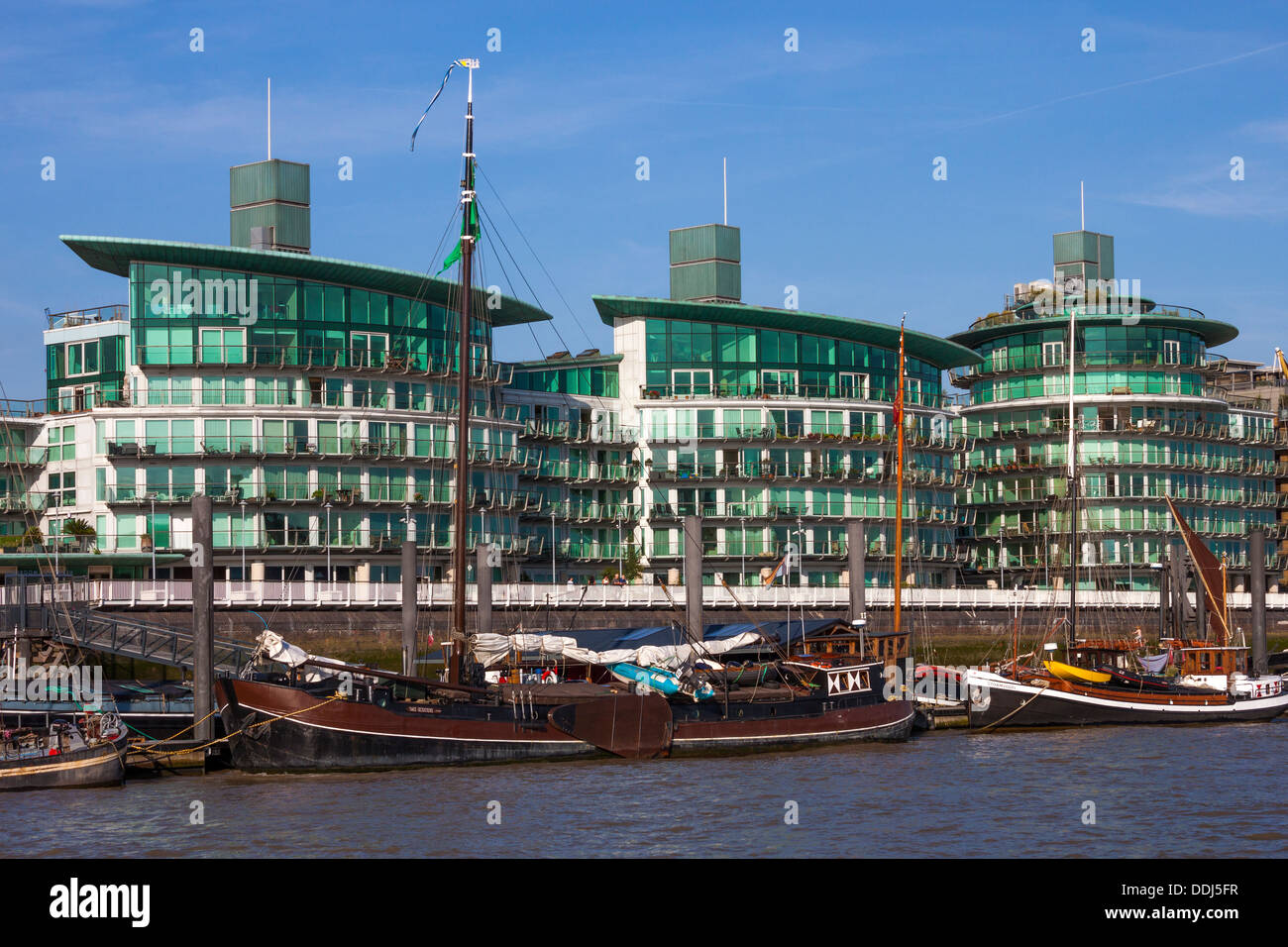Riverside apartments hi-res stock photography and images - Alamy
