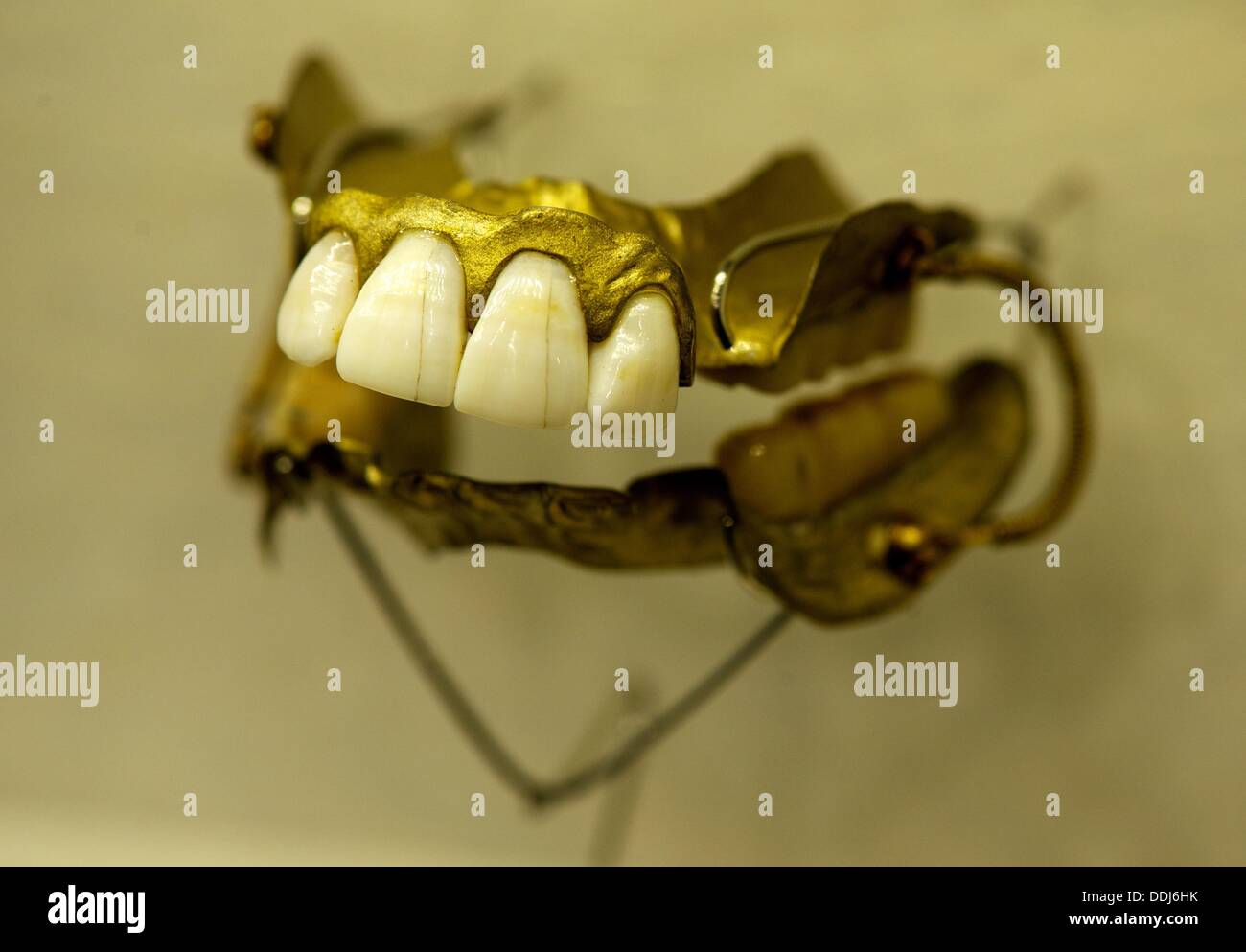 False teeth history hi-res stock photography and images - Alamy