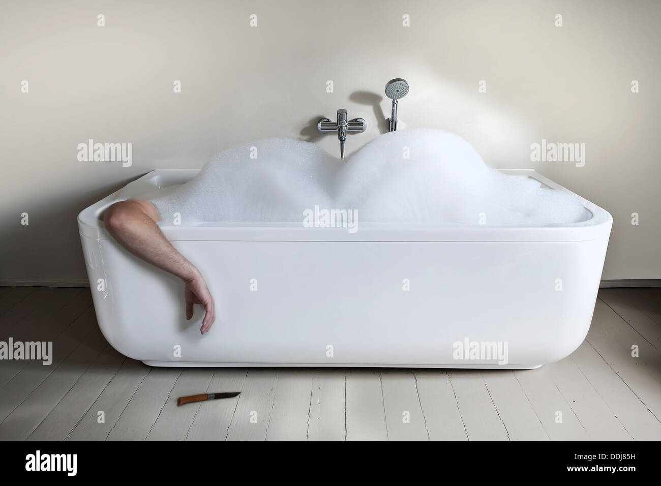 Man in the bathtub hi-res stock photography and images - Alamy