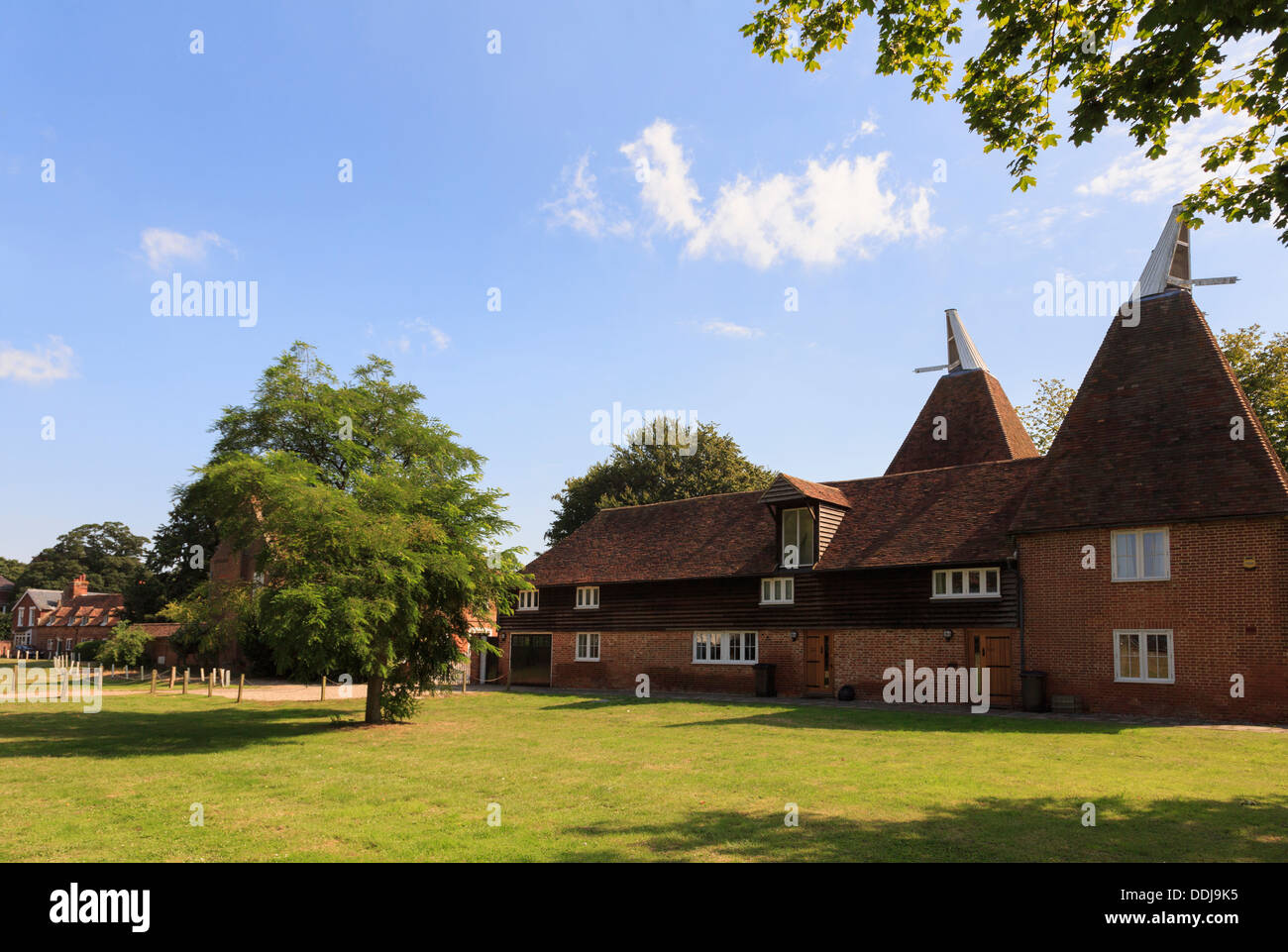 Oast houses in kent hi-res stock photography and images - Alamy